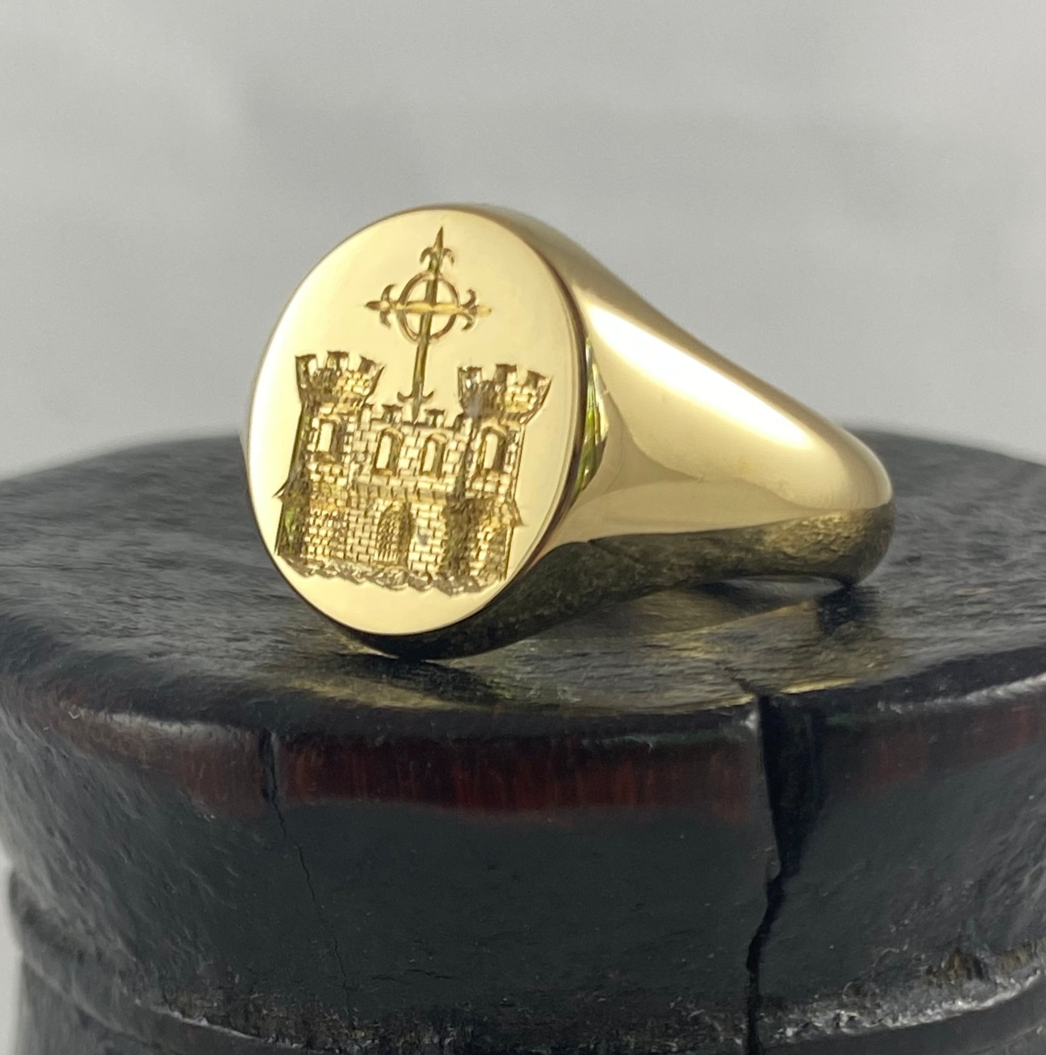 Family Crest Seal Engraved 14mm x 12mm - 18 Carat Yellow Gold Signet R