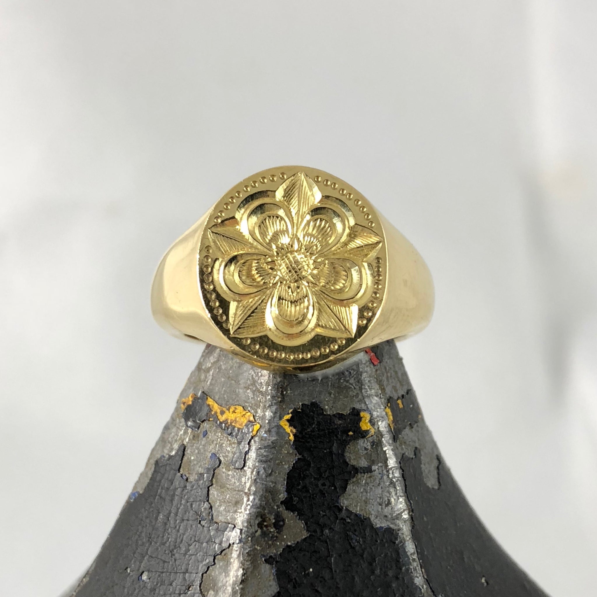 Family Crest Seal Engraved 14mm x 12mm - 18 Carat Yellow Gold Signet R